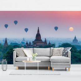 Bilderwelten Fototapete Stadt Motiv Wandtapete gr&uuml;n - Hei&szlig;luftballons &uuml;ber Tempelanlage - Architektur Wohnzimmer Schlafzimmer
