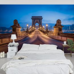 Bilderwelten Fototapete Stadt Motiv Wandtapete orange - Kettenbr&uuml;cke in Budapest bei Nacht - Architektur Wohnzimmer Schlafzimmer