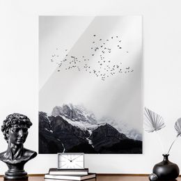 Bilderwelten Glasbild Natur Motiv schwarz weiss Glas Wandbild - Vogelschwarm vor Bergen Schwarz Wei&szlig; - Berg Wohnzimmer Schlafzimmer