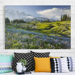 Bilderwelten Leinwandbild Blumen Landhaus Kunstdruck gr&uuml;n - Bergwiese mit blauen Blumen vor Mt. Rainier - Blumenwiese XXL Wohnzimmer Schlafzimmer
