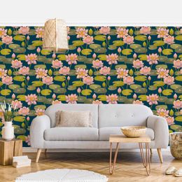 Bilderwelten Fototapete Blumen Illustration Wandtapete blau - Lotusbl&uuml;ten auf Blau - Deko Wohnzimmer Schlafzimmer