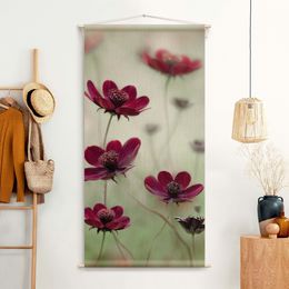 Bilderwelten Wandteppich Blumen violett Motiv Stoffbild - Pinke Kosmeen - Wandbild Wohnzimmer Schlafzimmer