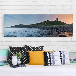 Bilderwelten Leinwandbild - Panorama Sonnenaufgang mit Nebel bei Dunstanburgh Castle