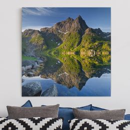 Bilderwelten Leinwandbild - Quadrat Berglandschaft mit Wasserspiegelung in Norwegen