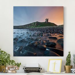 Bilderwelten Leinwandbild - Quadrat Sonnenaufgang mit Nebel bei Dunstanburgh Castle