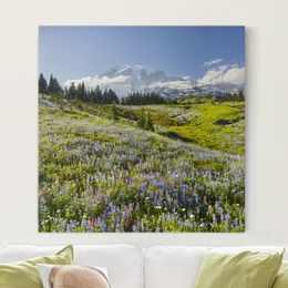 Bilderwelten Leinwandbild - Quadrat Bergwiese mit roten Blumen vor Mt. Rainier