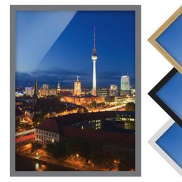 Bilderwelten Bild mit Rahmen - Hochformat Fernsehturm bei Nacht
