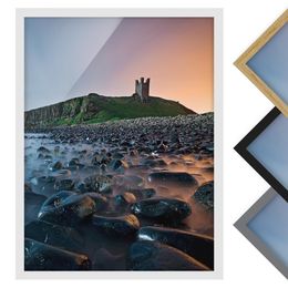 Bilderwelten Bild mit Rahmen Natur blau Motiv inkl. Rahmung - Sonnenaufgang mit Nebel bei Dunstanburgh Castle - Architektur Wohnzimmer Schlafzimmer
