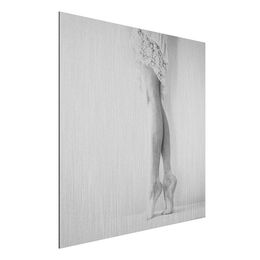 Bilderwelten Alu Dibond Outdoor Bild Portrait grau modern wetterfest - Auf Zehenspitzen - Erotik Wohnzimmer Schlafzimmer