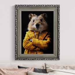 Bilderwelten Bild mit Barockrahmen Antik Tiere Digital Art Barock orange - Quokka im Anzug - edle Optik Jugendzimmer