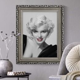 Gerahmtes Leinwandbild Marilyn auf Sofa