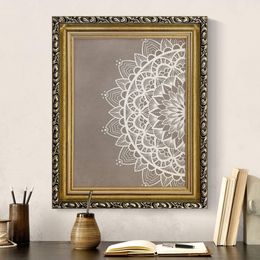 Bilderwelten Bild mit Barockrahmen Antik Spirituell Orientalisch Barock grau - Mandala Illustration shabby wei&szlig; beige - Ornamente Wohnzimmer Schlafzimmer