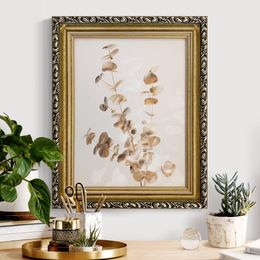 Bilderwelten Bild mit Barockrahmen Antik Tropisch Barock gold - Goldene Eukalyptuszweige mit Wei&szlig; - edle Optik Wohnzimmer Schlafzimmer