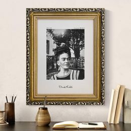 Bilderwelten Bild mit Barockrahmen Antik Portrait Motiv Barock schwarz weiss - Frida Kahlo Foto Portrait im Garten - edle Optik Wohnzimmer Schlafzimmer
