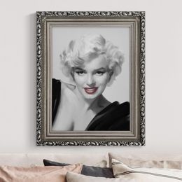 Bilderwelten Bild mit Barockrahmen Antik originell modern Barock grau - Marilyn auf Sofa - edle Optik Wohnzimmer Schlafzimmer
