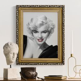 Bilderwelten Bild mit Barockrahmen Antik originell modern Barock grau - Marilyn auf Sofa - edle Optik Wohnzimmer Schlafzimmer