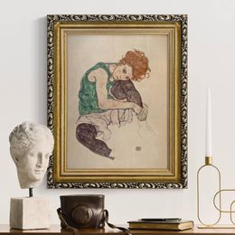 Bilderwelten Bild mit Barockrahmen Antik originell modern Barock gr&uuml;n - Egon Schiele - Sitzende Frau mit hochgezogenem Knie - edle Optik Wohnzimmer Schlafzimmer