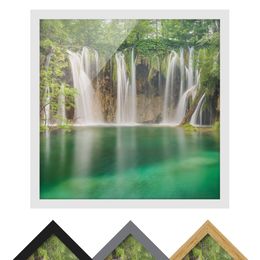 Bilderwelten Bild mit Rahmen Natur gr&uuml;n Motiv inkl. Rahmung - Wasserfall Plitvicer Seen - B&auml;ume Wohnzimmer Schlafzimmer