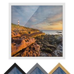Bilderwelten Bild mit Rahmen - Quadrat Tarbat Ness Leuchtturm und Sonnenuntergang am Meer
