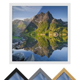 Bilderwelten Bild mit Rahmen Natur gr&uuml;n Motiv inkl. Rahmung - Berglandschaft mit Wasserspiegelung in Norwegen - Norwegen Wohnzimmer Schlafzimmer