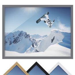 Bilderwelten Bild mit Rahmen - Querformat Fliegender Snowboarder
