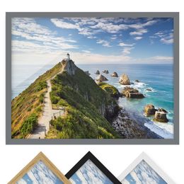 Bilderwelten Bild mit Rahmen - Querformat Nugget Point Leuchtturm und Meer Neuseeland