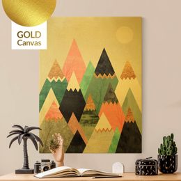 Bilderwelten Leinwandbild - Hochformat Dreieckige Berge mit Goldspitzen