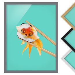 Bilderwelten Bild mit Rahmen - Hochformat Sushi mit Goldfisch