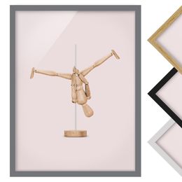 Bilderwelten Bild mit Rahmen - Hochformat Poledance mit Holzfigur