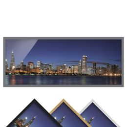 Bilderwelten Bild mit Rahmen - Panorama Chicago Skyline bei Nacht