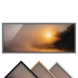 Bilderwelten Bild mit Rahmen - Panorama Sonnenaufgang am See mit Rehen im Nebel