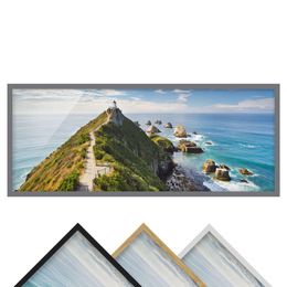Bilderwelten Bild mit Rahmen - Panorama Nugget Point Leuchtturm und Meer Neuseeland
