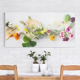 Bilderwelten Leinwandbild - Querformat Frische Kr&auml;uter mit Essbl&uuml;ten