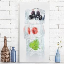 Bilderwelten Leinwandbild - Hochformat Himbeere Melisse und Blaubeeren im Eisw&uuml;rfel