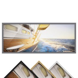 Bilderwelten Bild mit Rahmen - Panorama Segelboot auf blauem Meer bei Sonnenschein