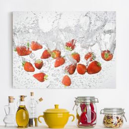 Bilderwelten Leinwandbild - Querformat Frische Erdbeeren im Wasser