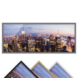 Bilderwelten Bild mit Rahmen - Panorama New York Skyline bei Nacht