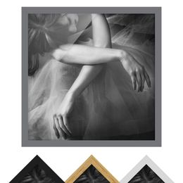 Bilderwelten Bild mit Rahmen - Quadrat Die H&auml;nde einer Ballerina