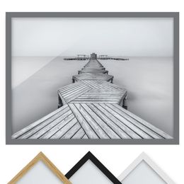Bilderwelten Bild mit Rahmen - Querformat H&ouml;lzerner Pier und Schwarz-wei&szlig;