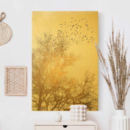 Bilderwelten Leinwandbild Vogelschwarm vor goldenem Baum