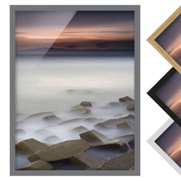 Bilderwelten Bild mit Rahmen - Hochformat Sonnenuntergang im Nebel