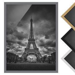 Bilderwelten Bild mit Rahmen - Hochformat Eiffelturm vor Wolken schwarz-wei&szlig;