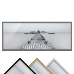 Bilderwelten Bild mit Rahmen - Panorama H&ouml;lzerner Pier und Schwarz-wei&szlig;