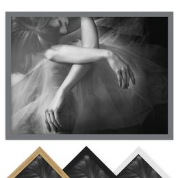 Bilderwelten Bild mit Rahmen - Querformat Die H&auml;nde einer Ballerina
