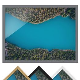 Bilderwelten Bild mit Rahmen - Querformat Luftbild - Tiefblauer See