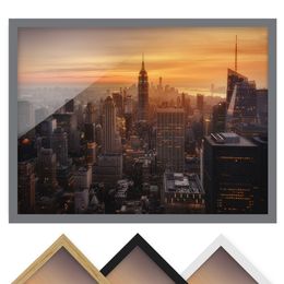 Bilderwelten Bild mit Rahmen - Querformat Manhattan Skyline Abendstimmung