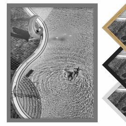 Bilderwelten Bild mit Rahmen - Hochformat Schwimmbad Schwarz-Wei&szlig;