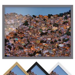 Bilderwelten Bild mit Rahmen - Querformat Rio de Janeiro Favela Sonnenuntergang