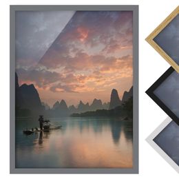 Bilderwelten Bild mit Rahmen - Hochformat Sonnenaufgang &uuml;ber chinesischem Fluss
