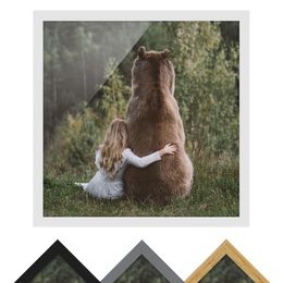 Bilderwelten Bild mit Rahmen Tiere gr&uuml;n Motiv inkl. Rahmung - M&auml;dchen mit Braunb&auml;r - B&auml;r Wohnzimmer Schlafzimmer